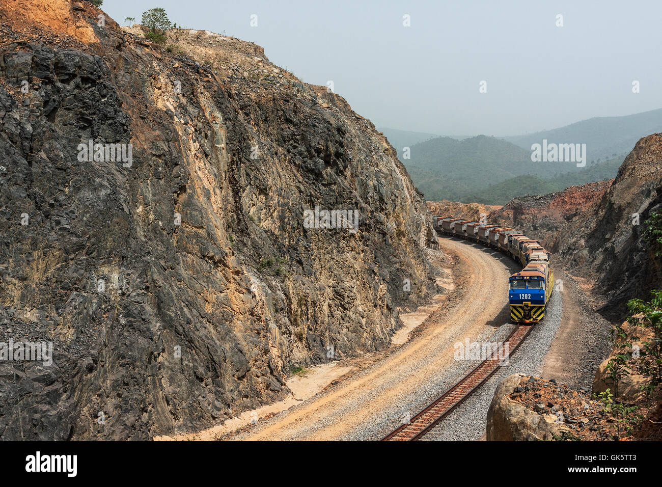 4 railway engines hauling wagons hi-res stock photography and images ...