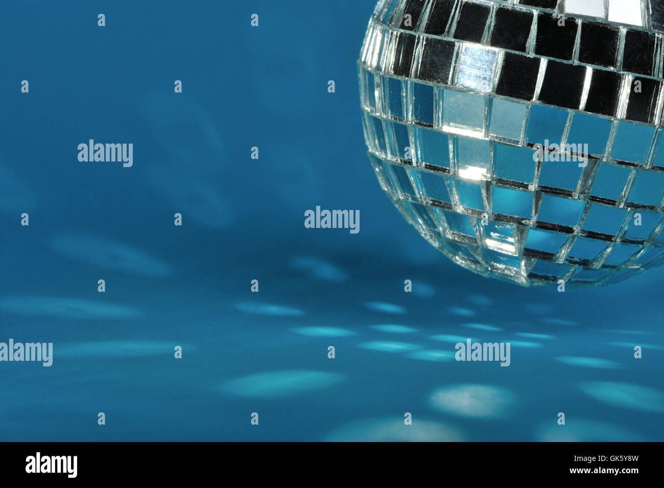 Mirror sphere hi-res stock photography and images - Alamy