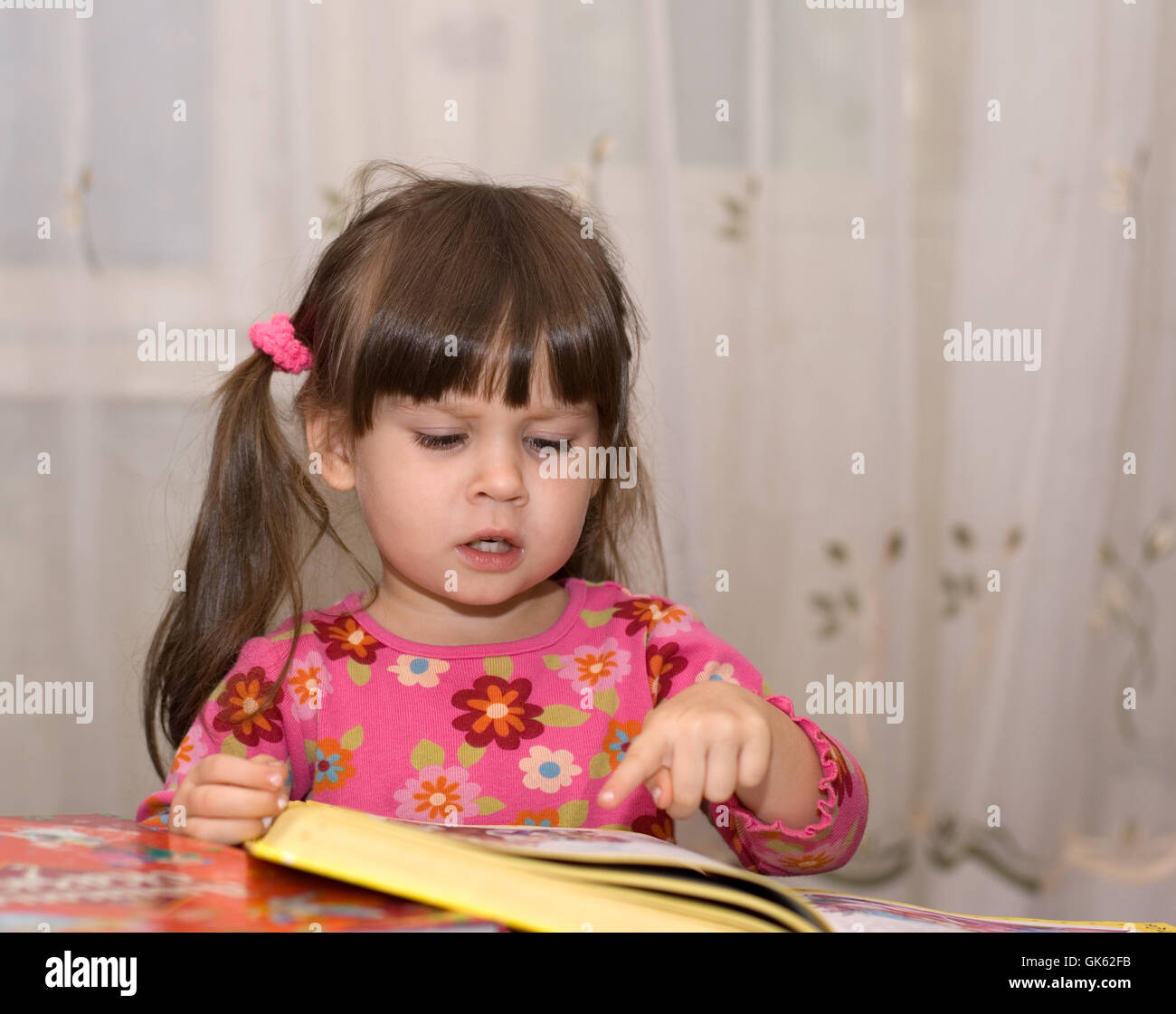 child reading the book Stock Photo - Alamy