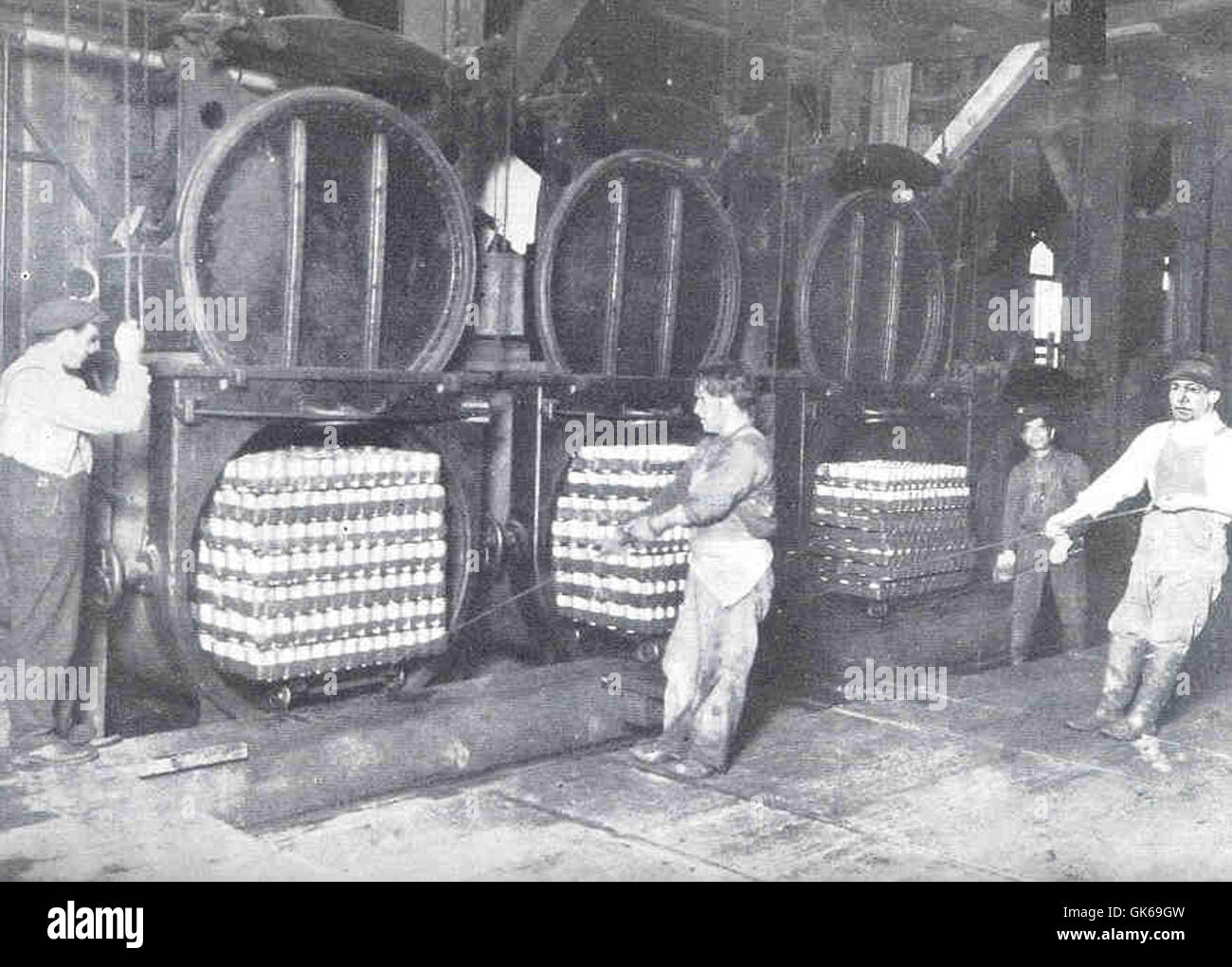 Retorts hi-res stock photography and images - Alamy