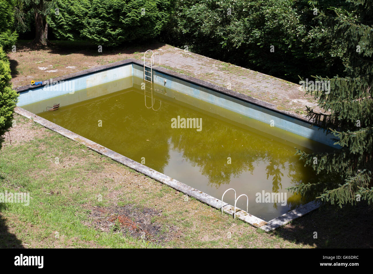 Empty swimming pool abandoned hotel hi-res stock photography and images ...