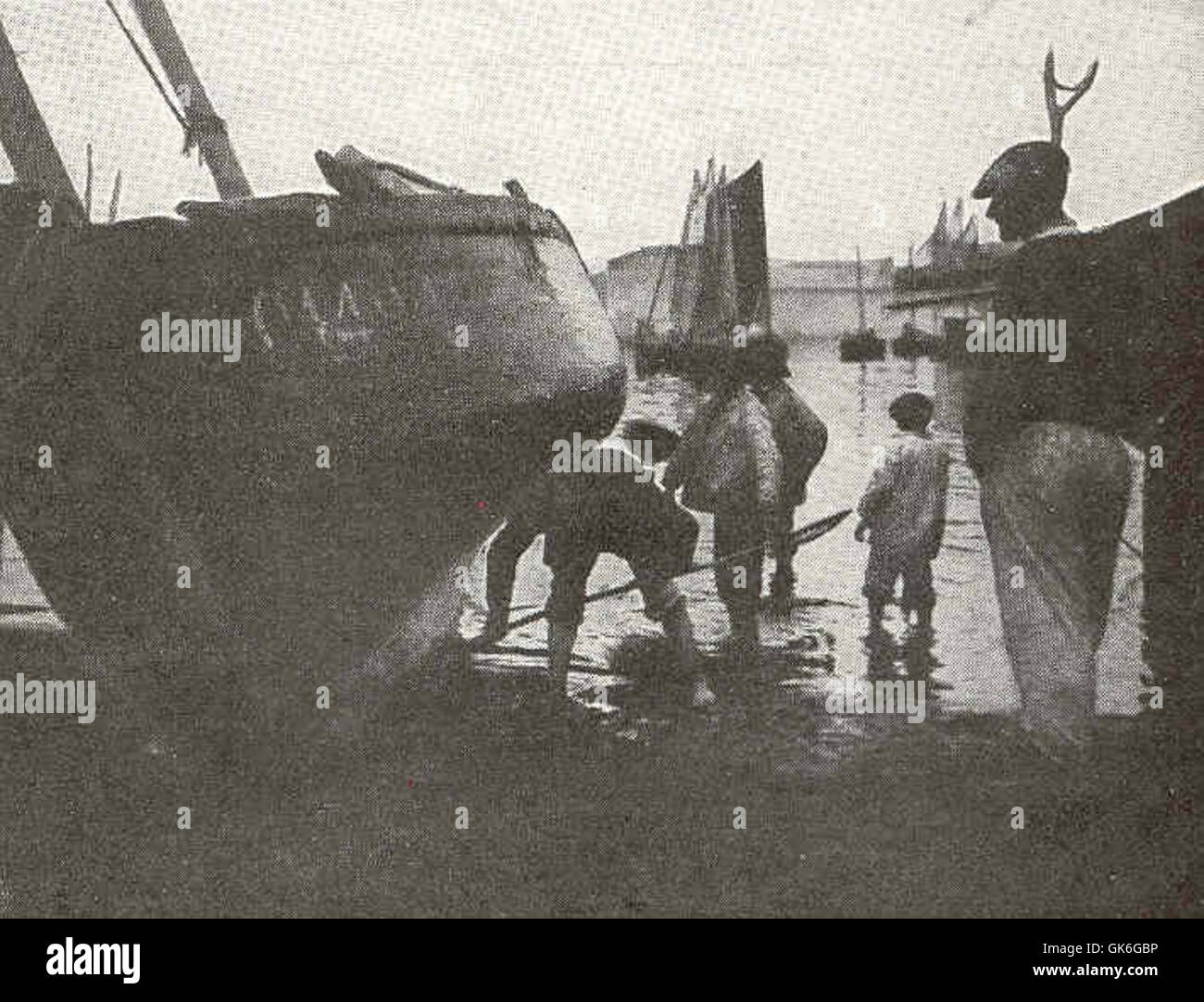 37490 Nettoyage de la Carene d'une barque Stock Photo - Alamy