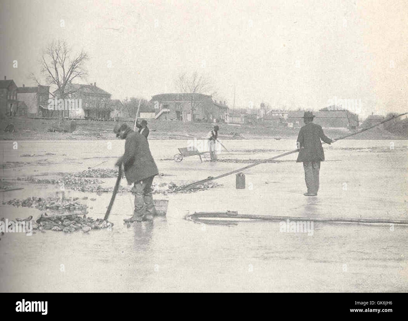 Mussel fishing historic hi-res stock photography and images - Alamy