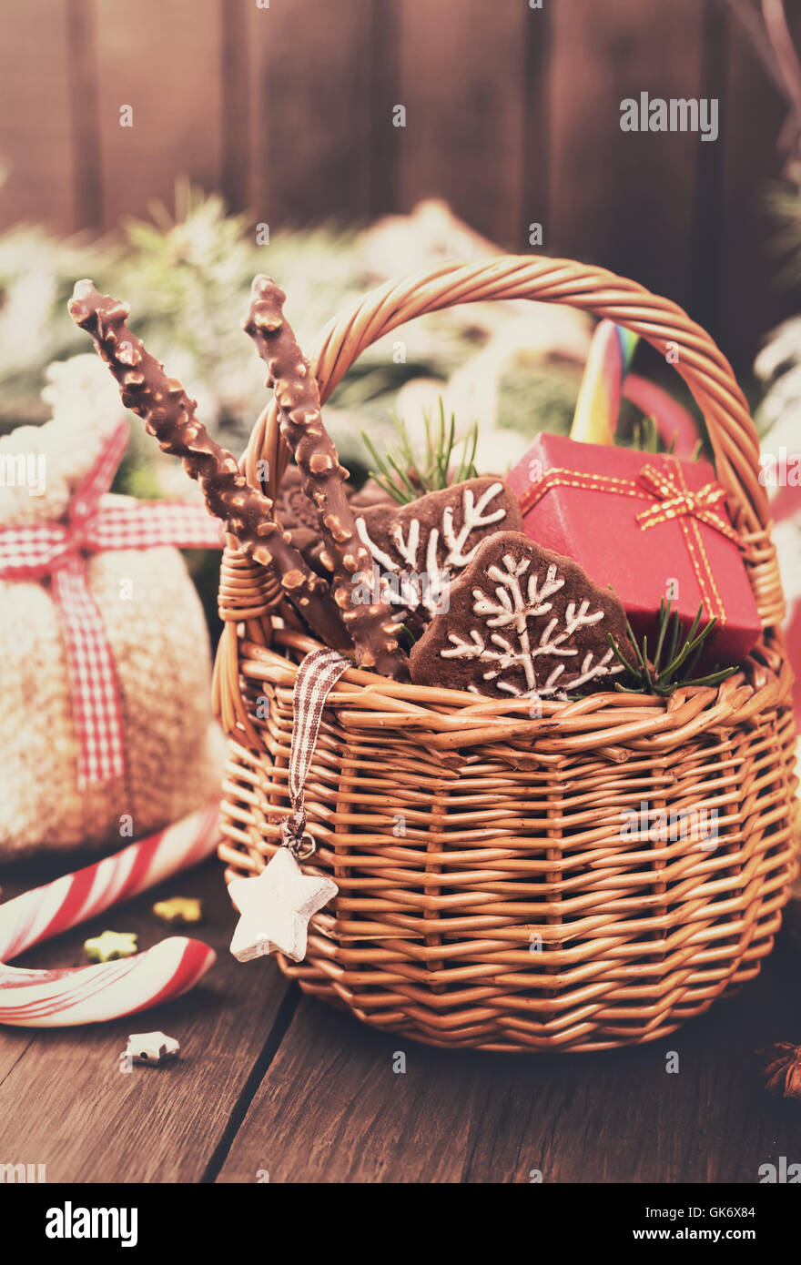 Vintage gift basket hi-res stock photography and images - Alamy