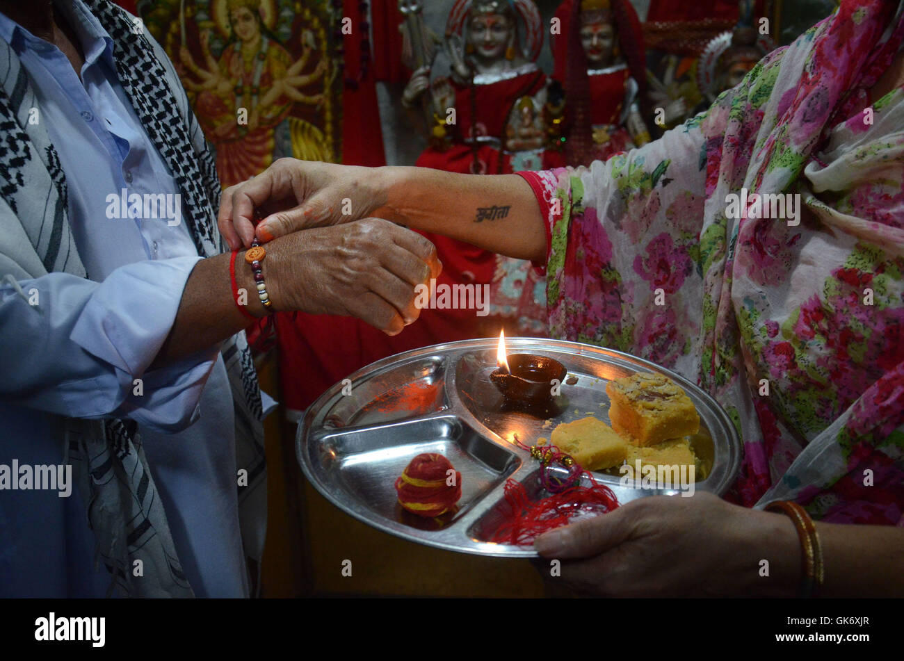 Pakistani Hindu people performing religious rituals after tying Rakhi ...