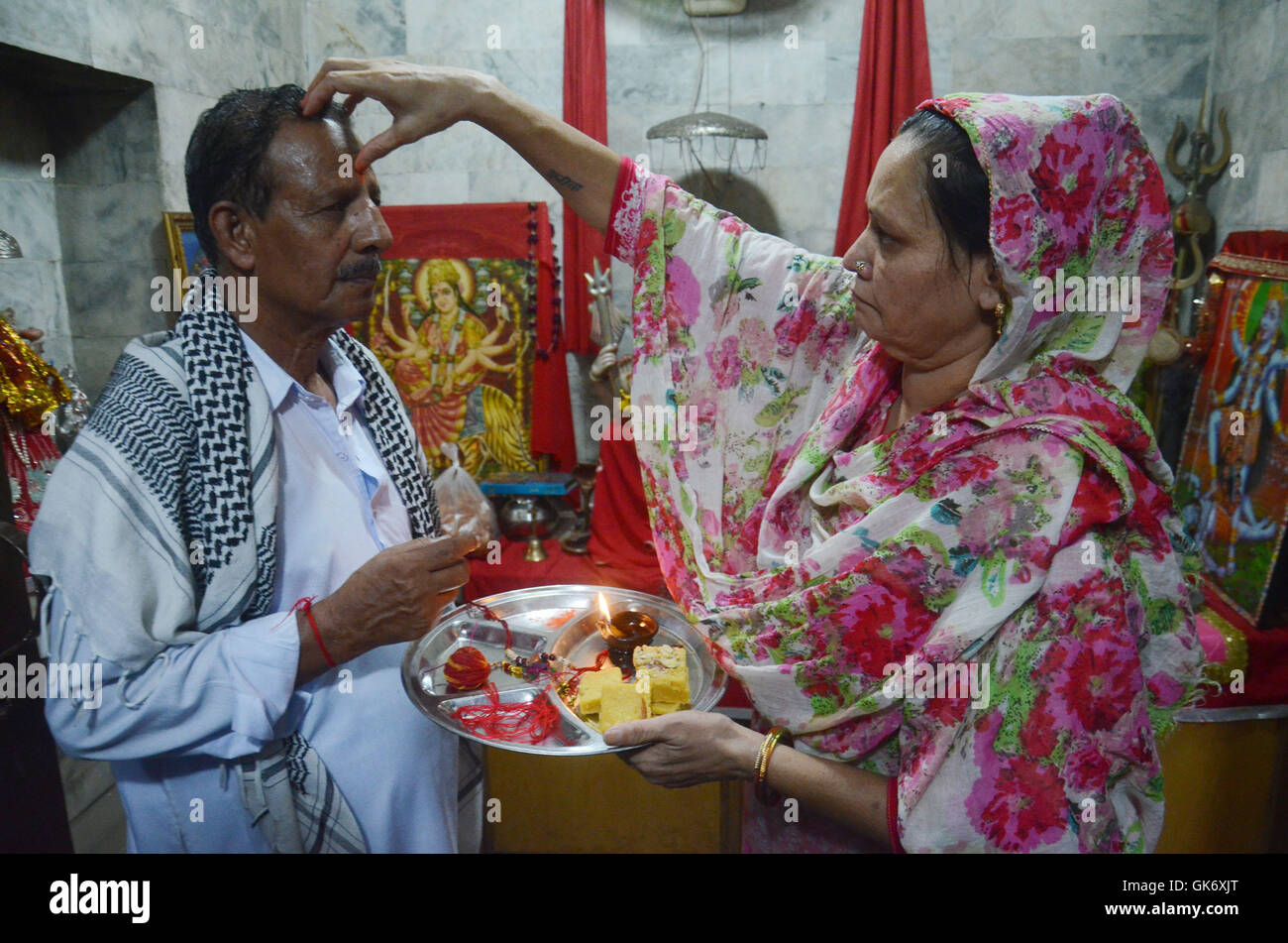 Pakistani Hindu people performing religious rituals after tying Rakhi ...