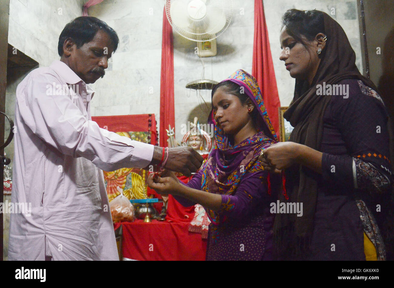 Pakistani Hindu people performing religious rituals after tying Rakhi ...