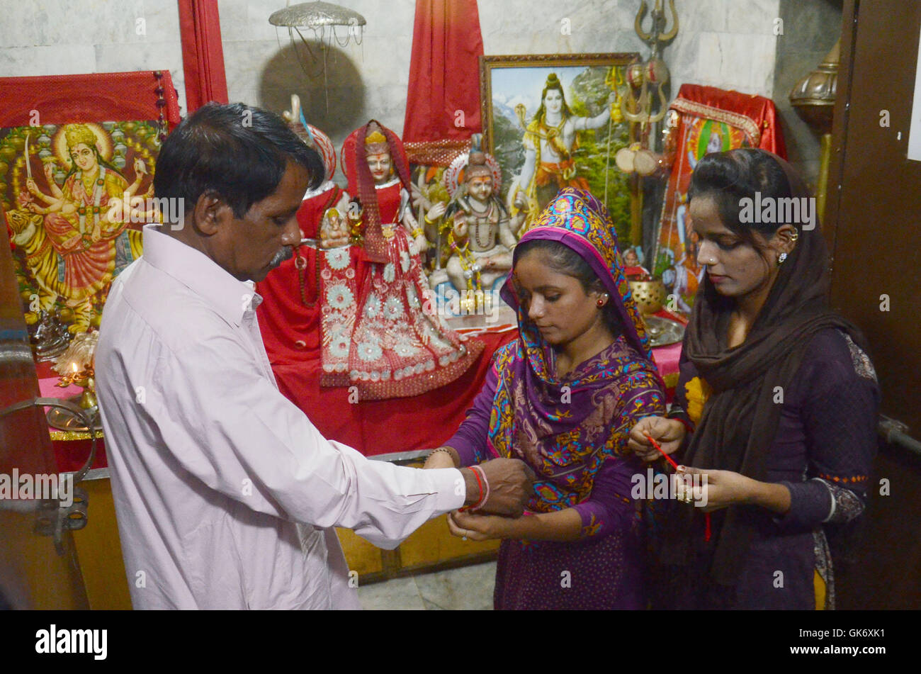 Pakistani Hindu people performing religious rituals after tying Rakhi ...