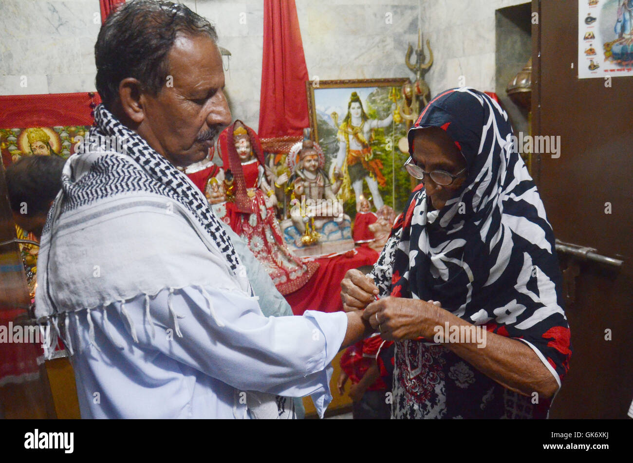 Pakistani Hindu people performing religious rituals after tying Rakhi ...