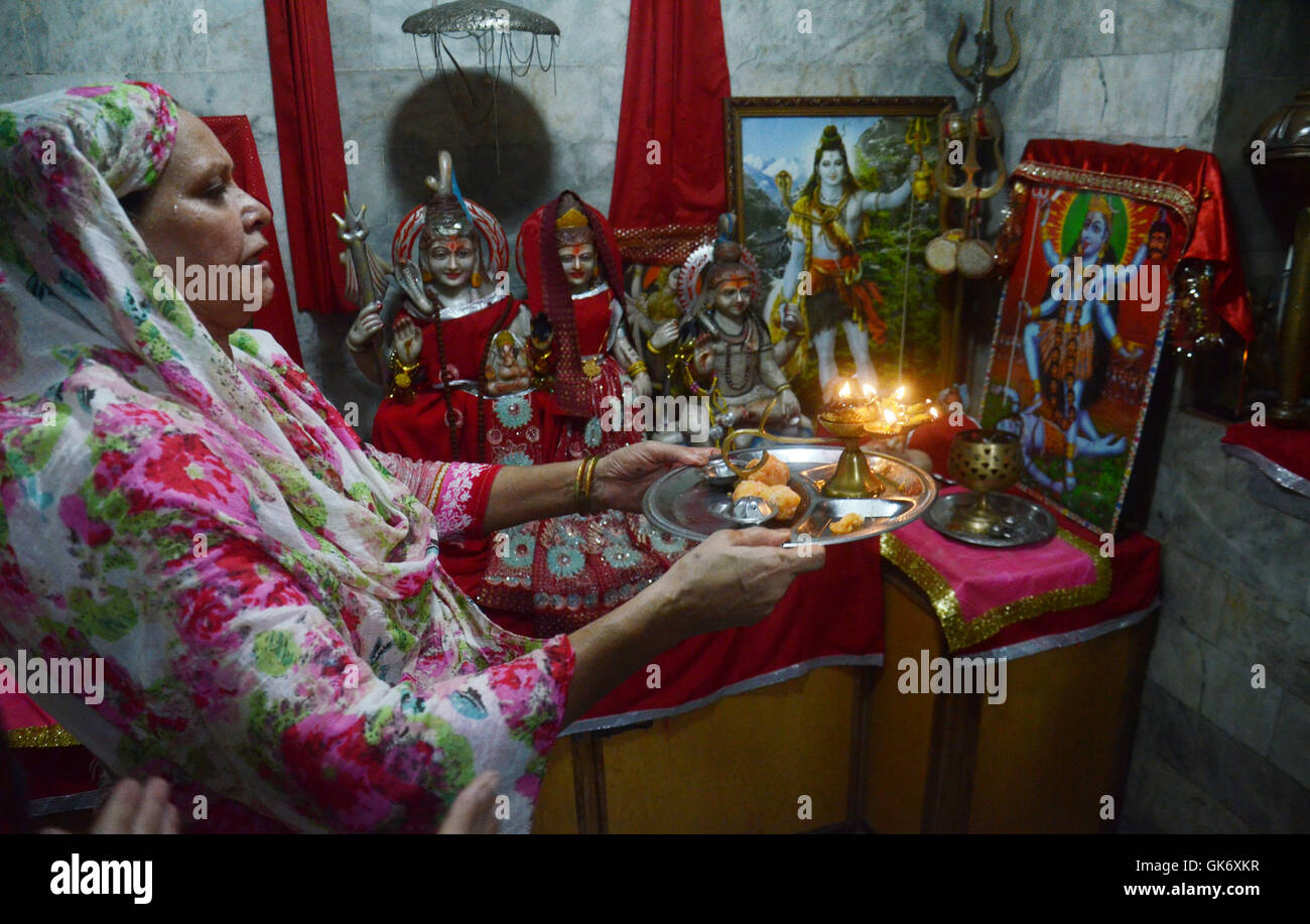 Pakistani Hindu people performing religious rituals after tying Rakhi ...