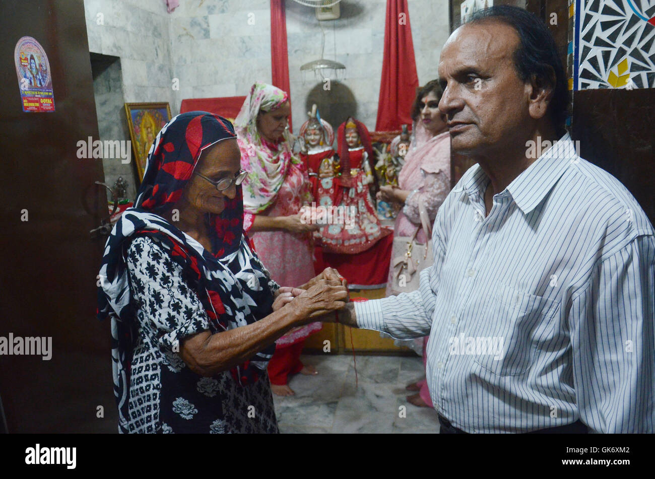 Pakistani Hindu people performing religious rituals after tying Rakhi ...