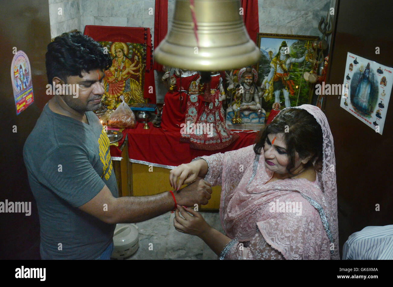 Pakistani Hindu people performing religious rituals after tying Rakhi ...