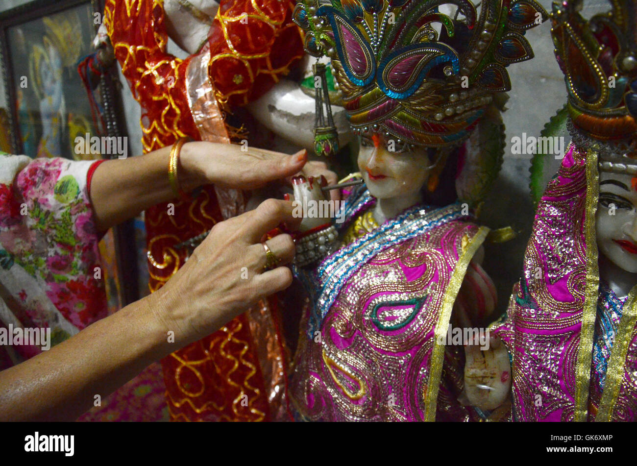 Pakistani Hindu people performing religious rituals after tying Rakhi ...