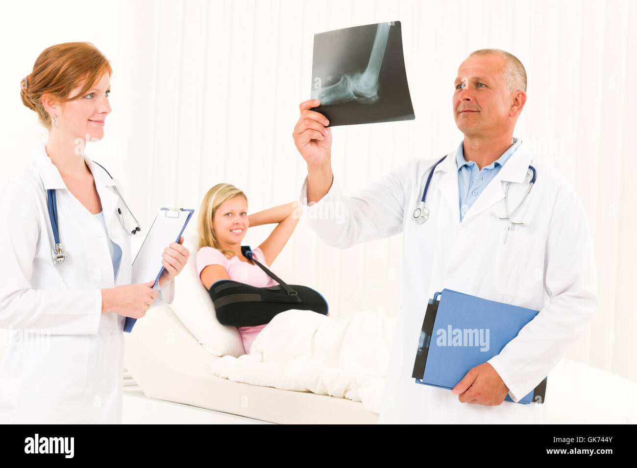 Doctor xray broken arm hi-res stock photography and images - Alamy