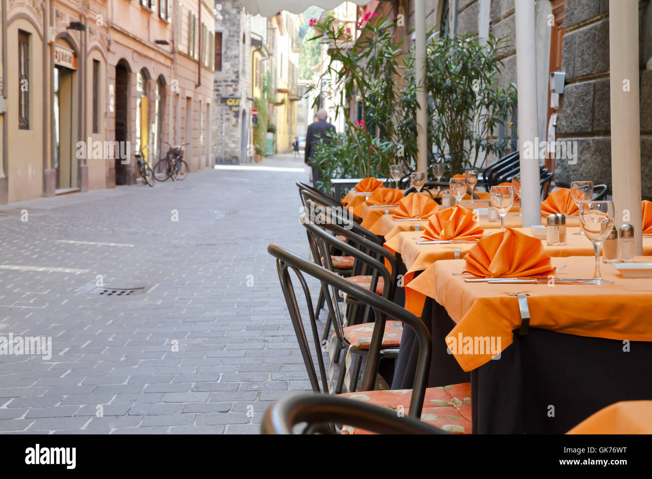 Italian narrow street hi-res stock photography and images - Alamy