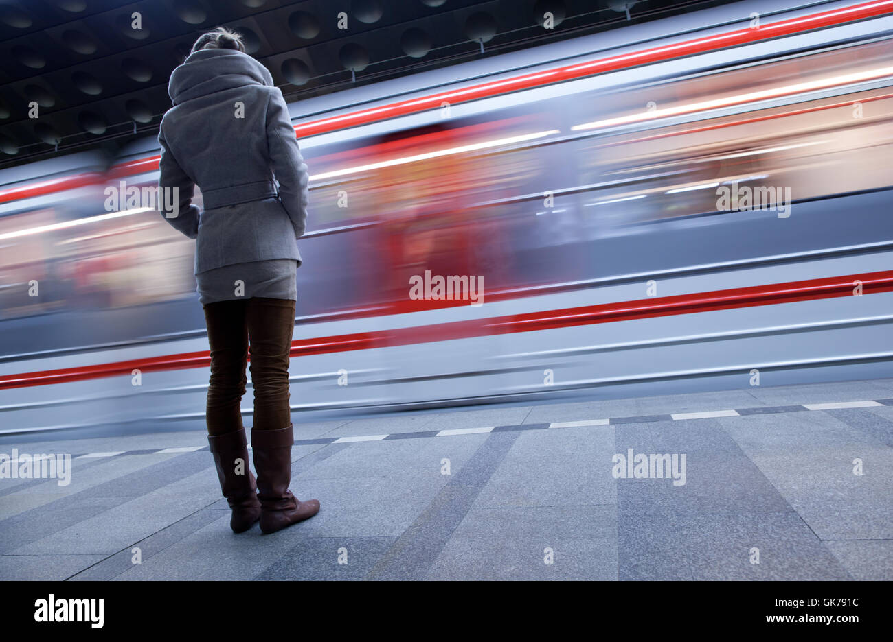 woman wait waiting Stock Photo - Alamy