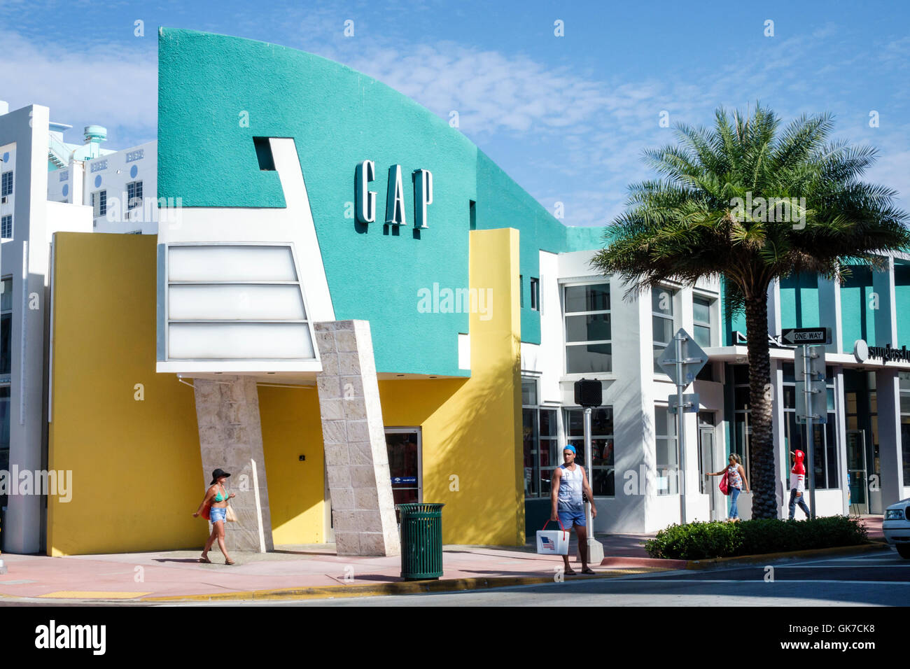 Gap clothing store sign logo hi-res stock photography and images - Alamy