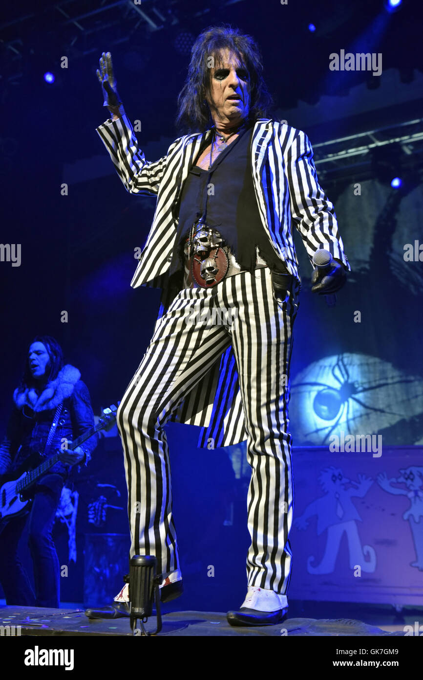 Alice Cooper performs live in concert at the Star Plaza Theatre ...