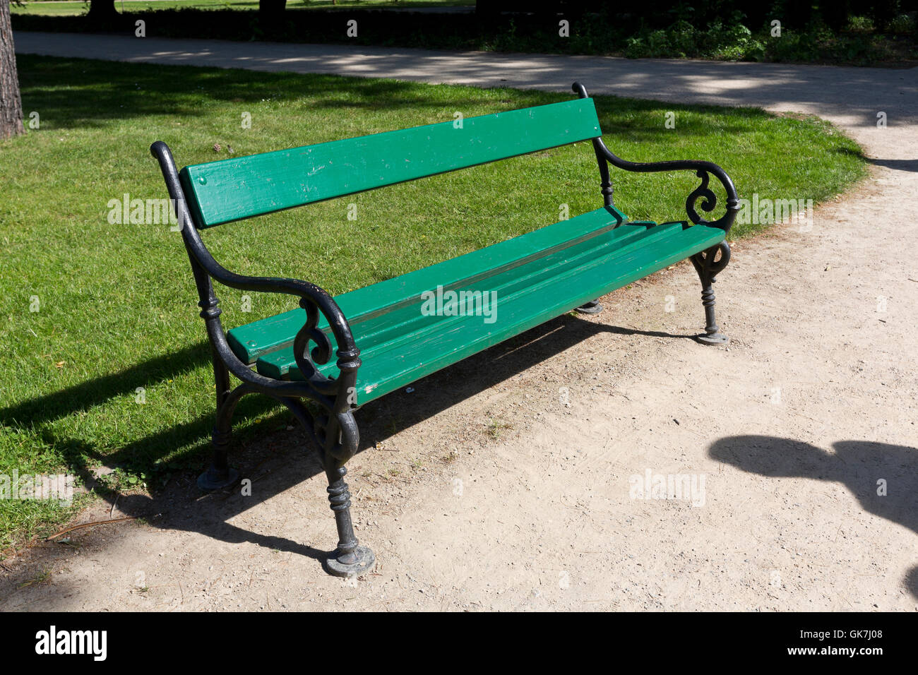 Bench tree driveway hi-res stock photography and images - Alamy