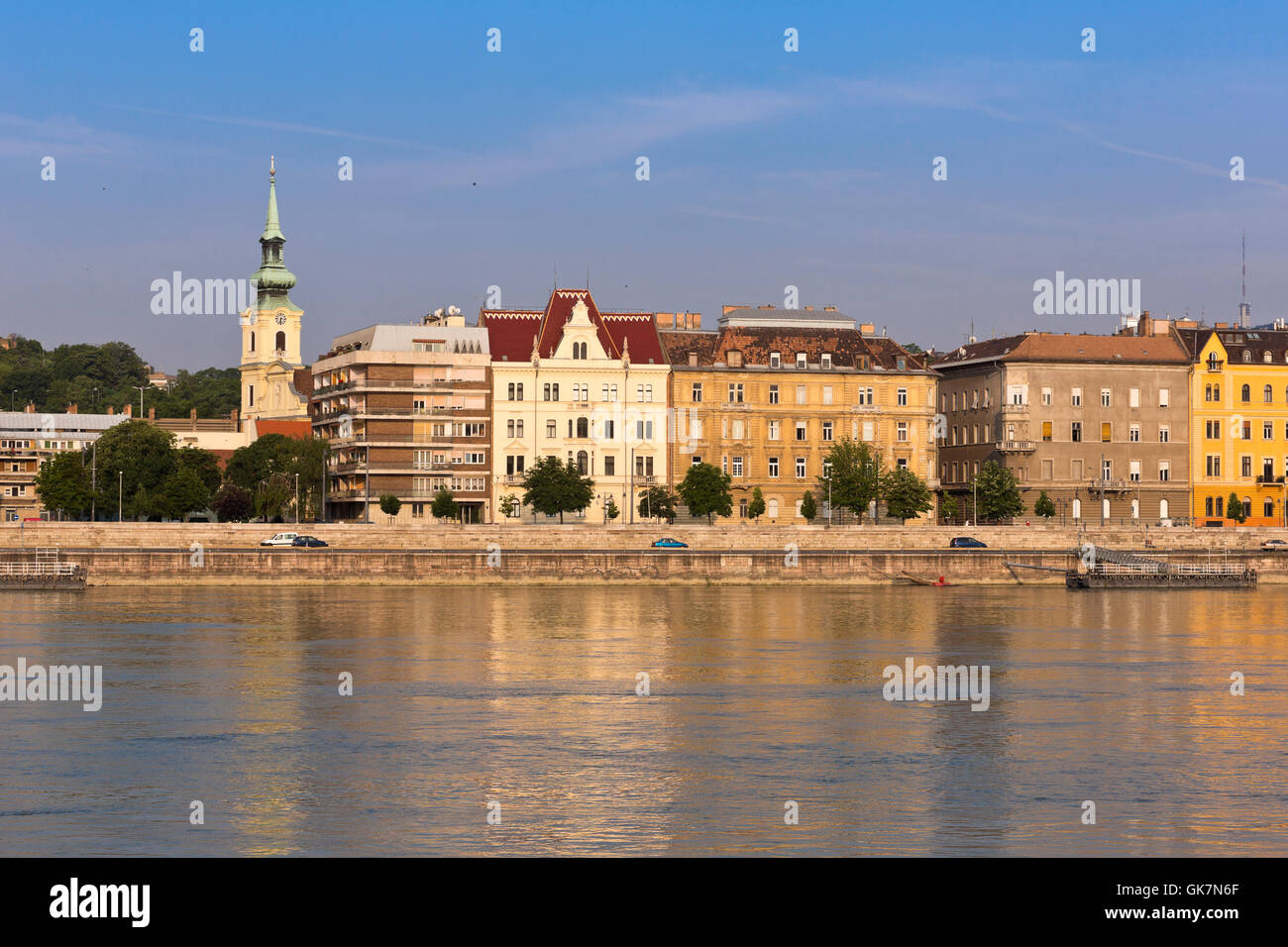 Watch the evening to Elisabeth Bridge (Elizabeth HID) and the Danube ...