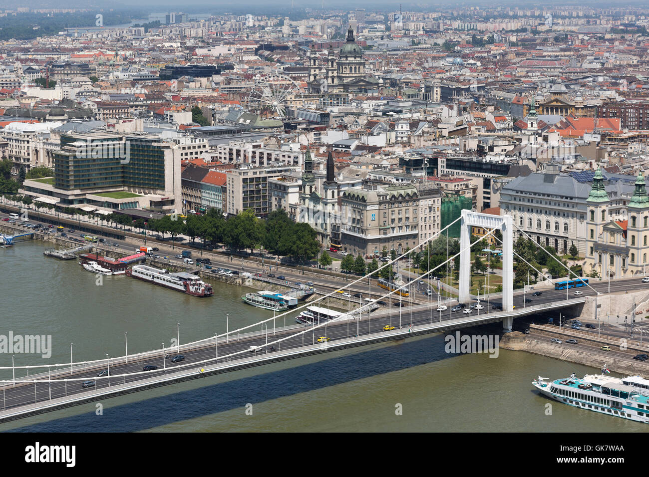 Watch the evening to Elisabeth Bridge (Elizabeth HID) and the Danube ...