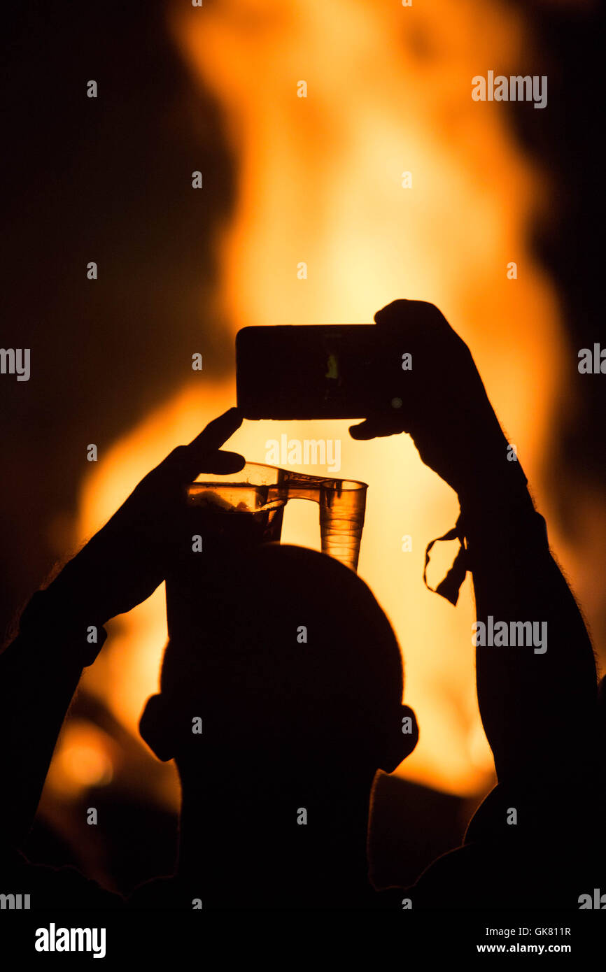 TOGETHERNESS, COMMUNAL FIRE, GREEN MAN FESTIVAL: Action and crowd ...