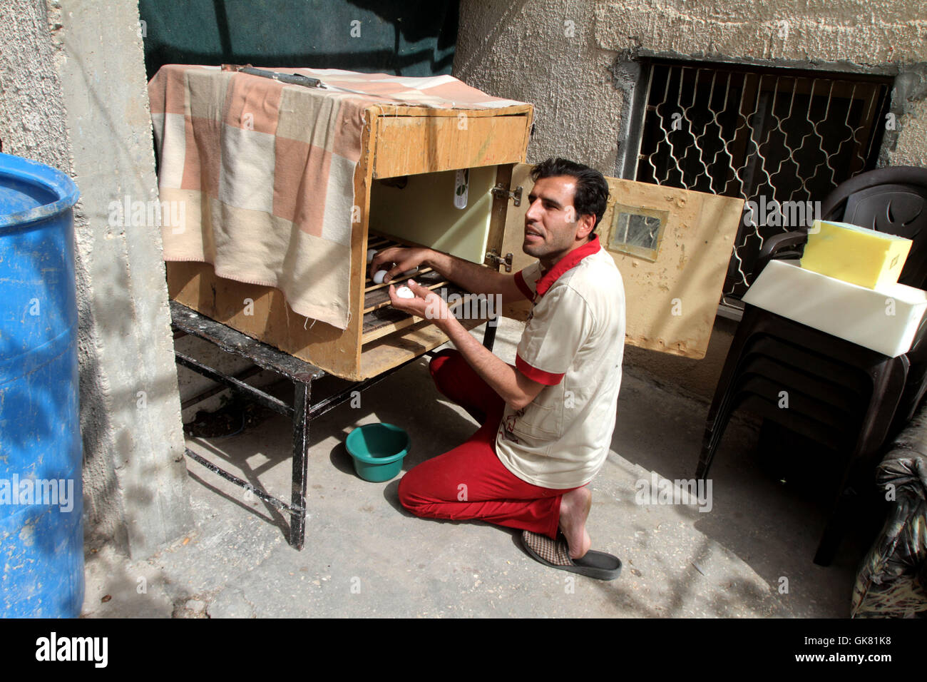 Nablus, Palestine. 18th Aug, 2016. Palestinian blind man Rami Abu Ras ...