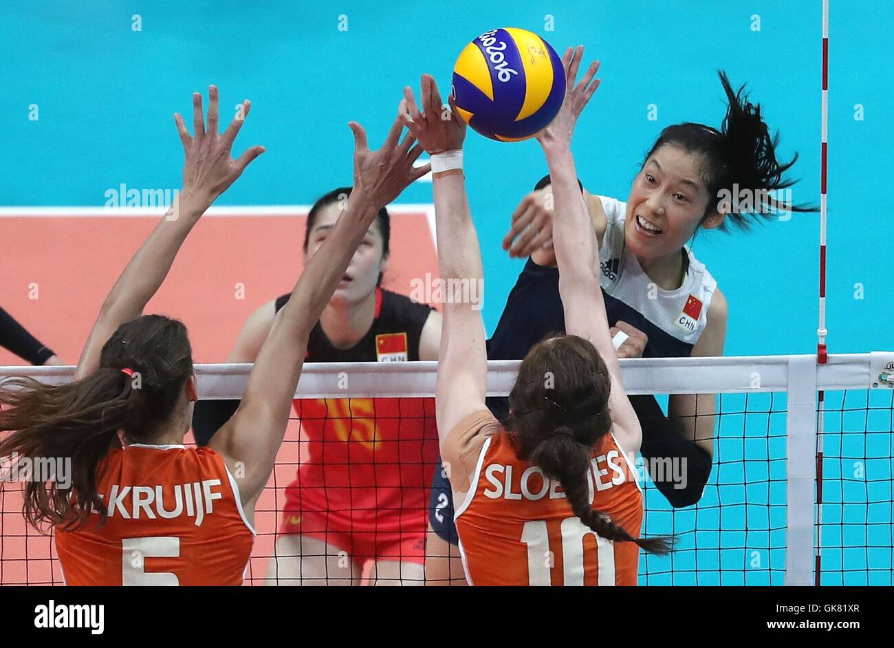Rio De Janeiro, Brazil. 18th Aug, 2016. China's Zhu Ting (R) spikes the ...