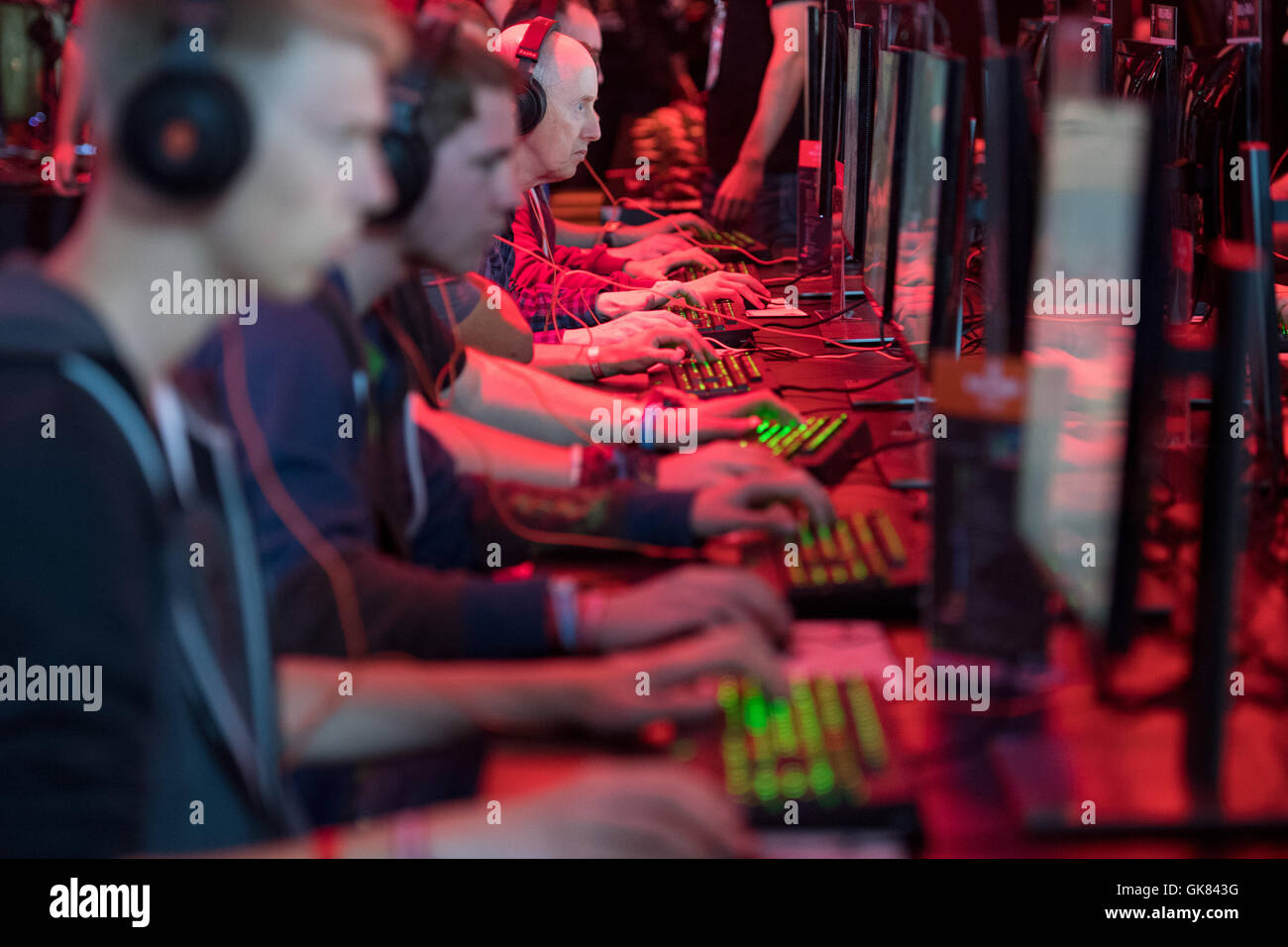Cologne, Germany. 18th Aug, 2016. Visitors playing hte game "World of ...
