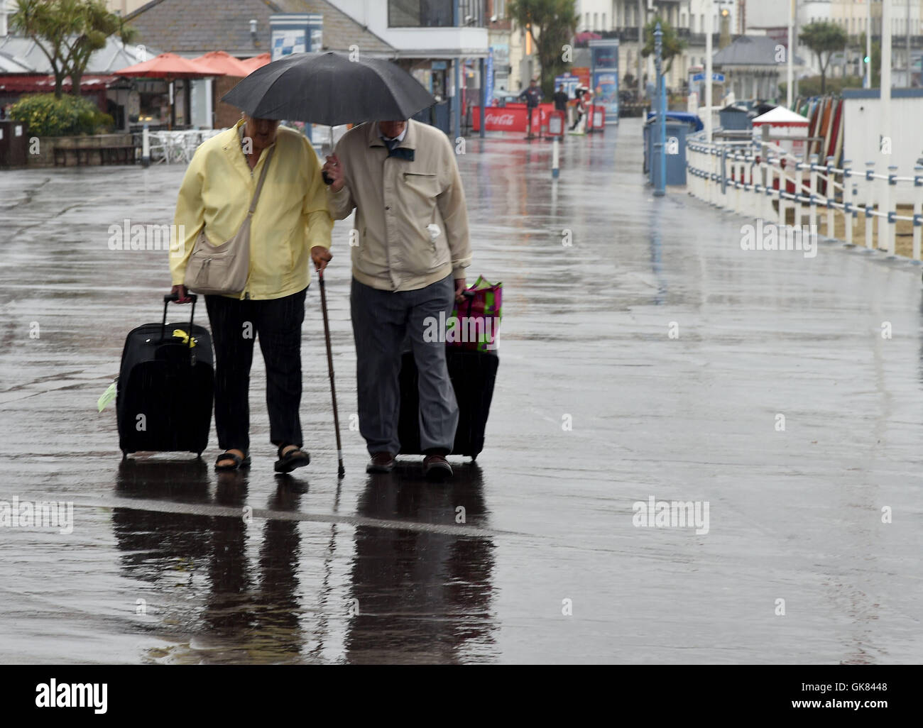 Couple wet weather hi-res stock photography and images - Alamy