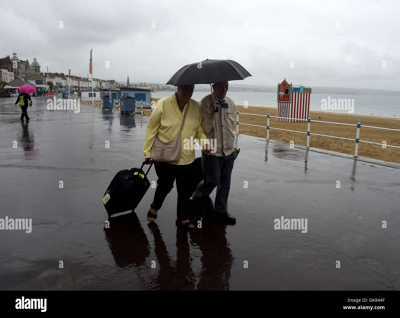 Couple wet weather hi-res stock photography and images - Alamy