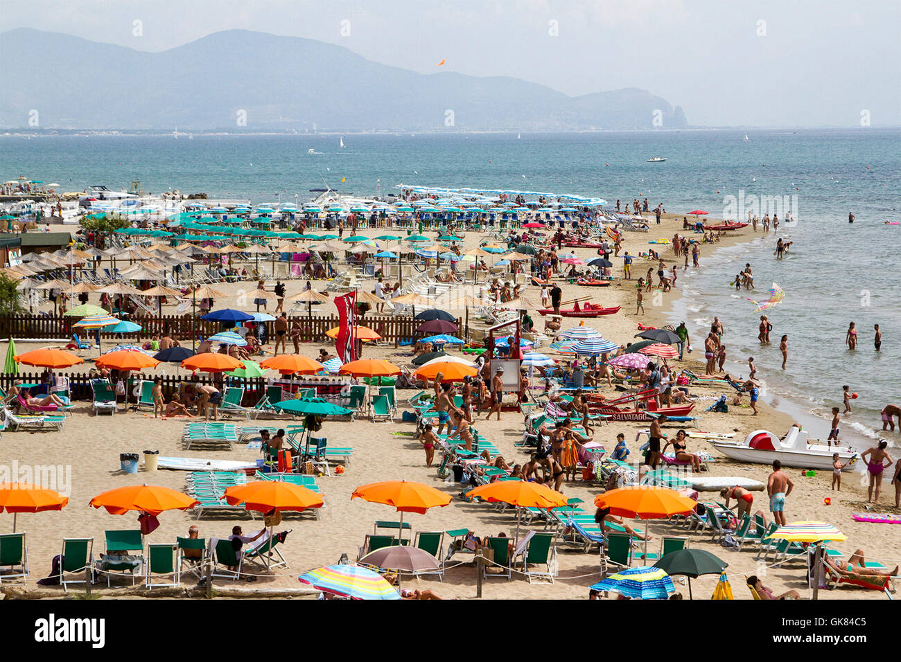San Felice Circeo, Italy. 19th Aug, 2016. Italian families pack the ...