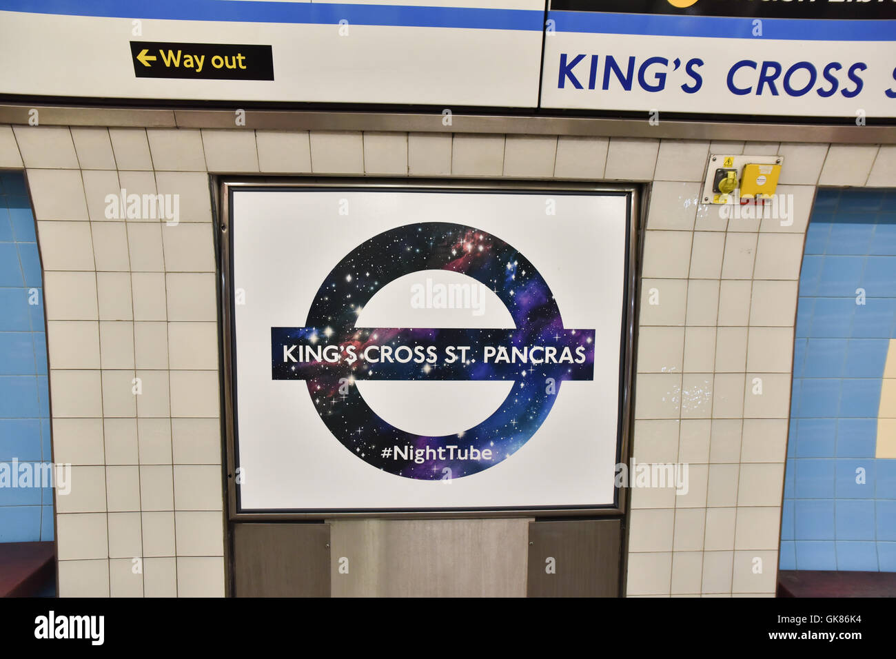 London underground roundel signs hi-res stock photography and images ...