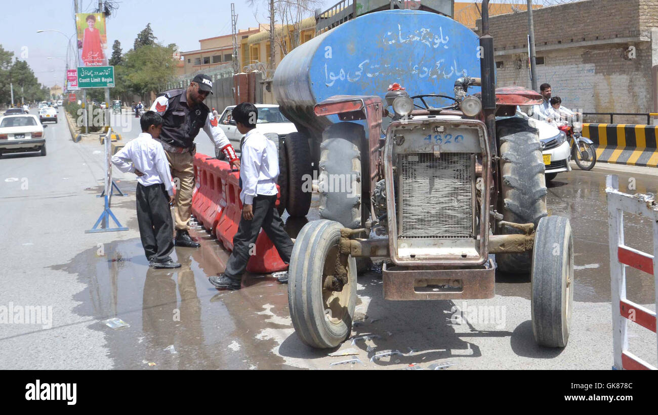 Traffic police officer charged fine on water tanker driver upon ...