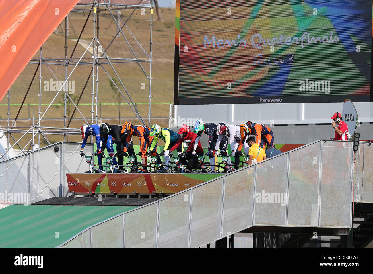 Riders leave start hi-res stock photography and images - Alamy