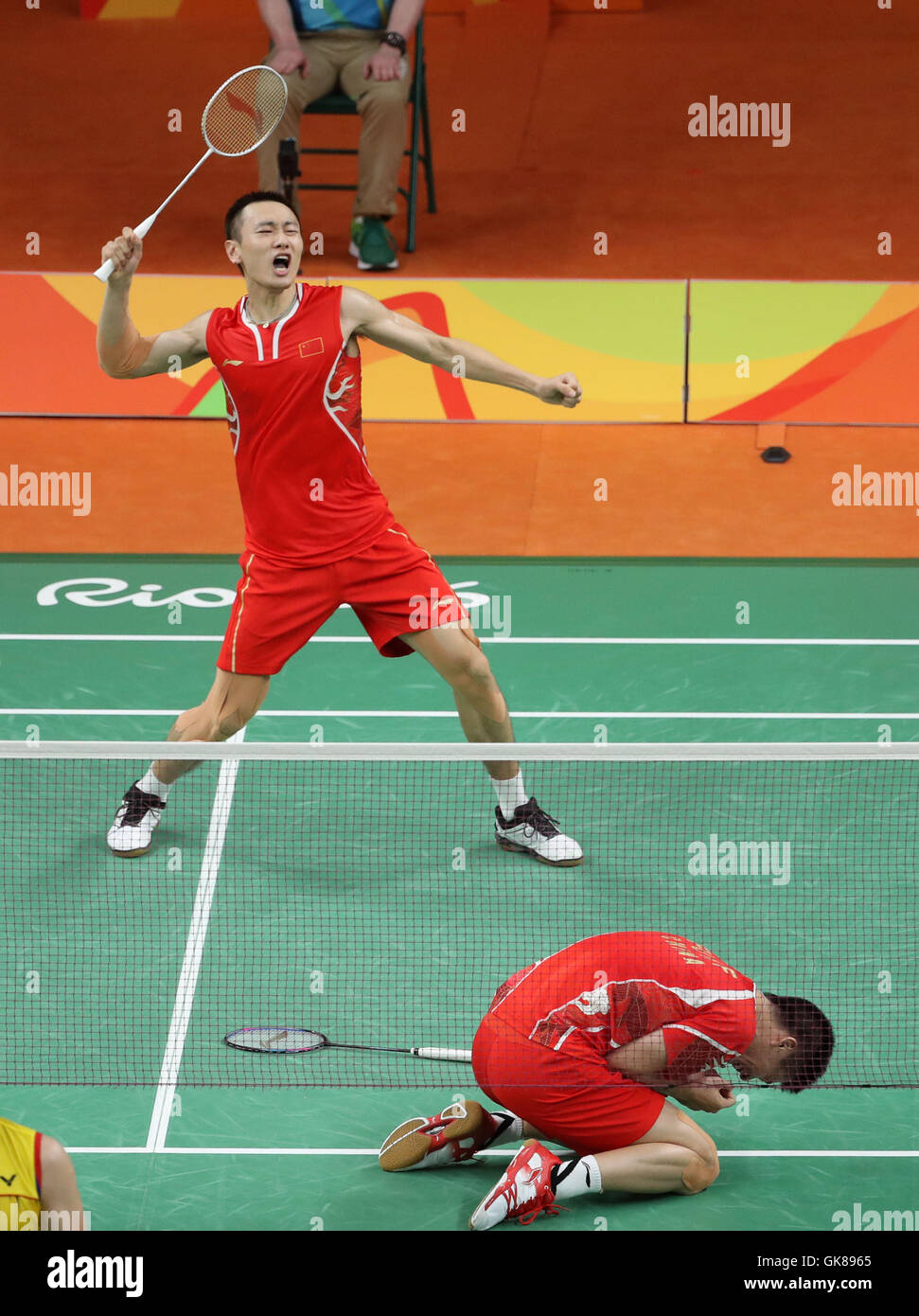 Rio De Janeiro, Brazil. 19th Aug, 2016. China's Zhang Nan (behind) and ...