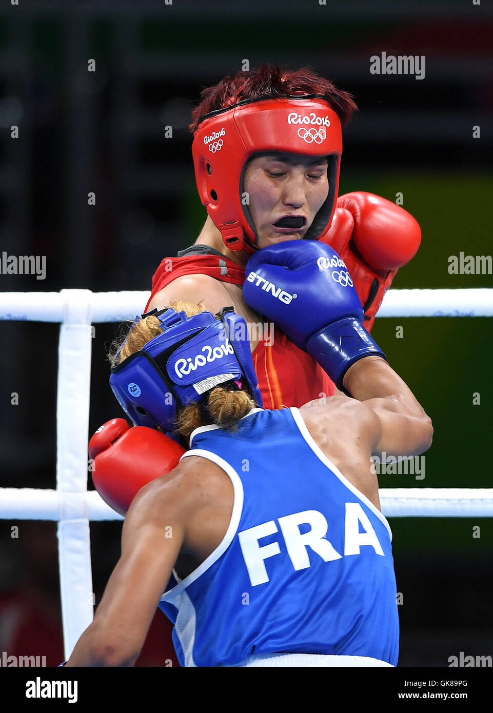 Rio De Janeiro, Brazil. 19th Aug, 2016. China's Yin Junhua (behind ...