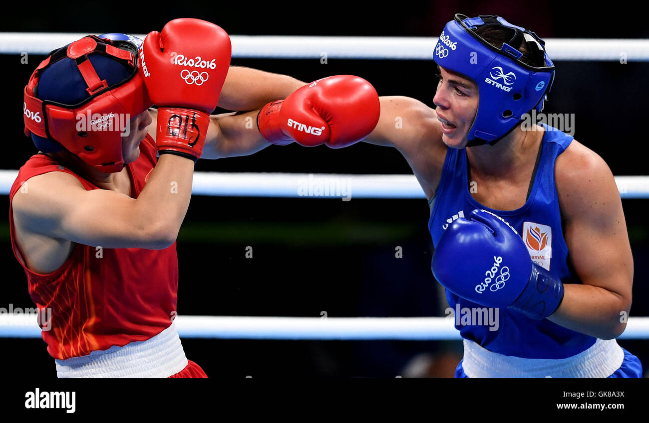 Rio De Janeiro, Brazil. 19th Aug, 2016. China's Li Qian (L) competes ...