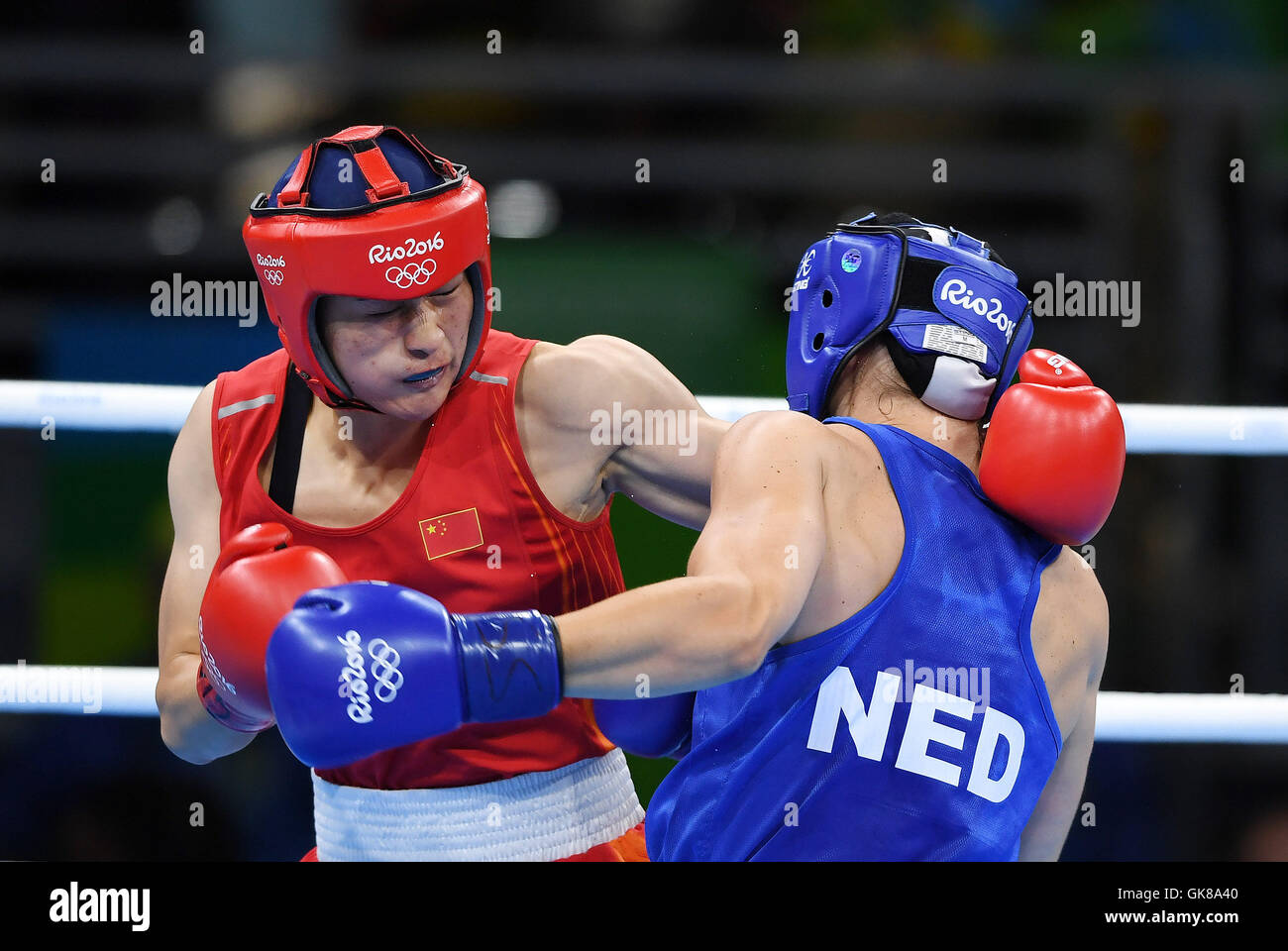 Rio De Janeiro, Brazil. 19th Aug, 2016. China's Li Qian (L) competes ...