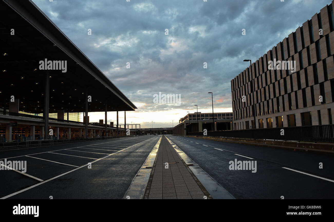 The terminal building and the annexe of the German capital airport ...