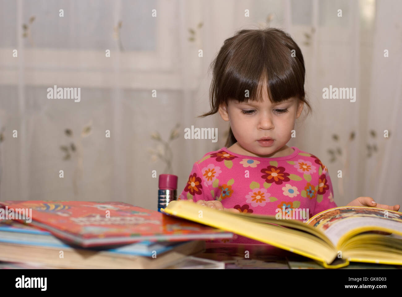 child reading the book Stock Photo - Alamy