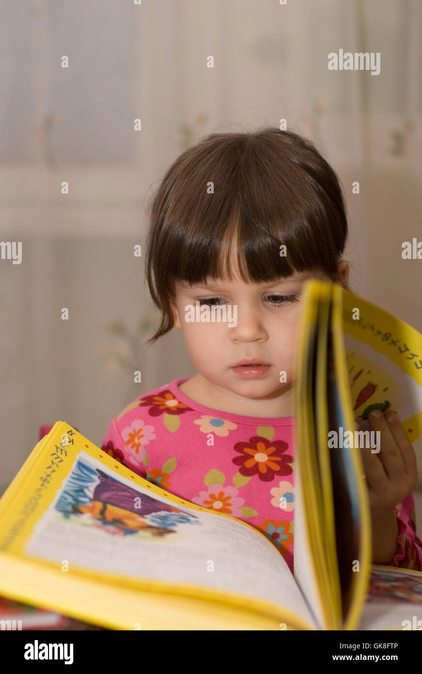 child reading the book Stock Photo - Alamy
