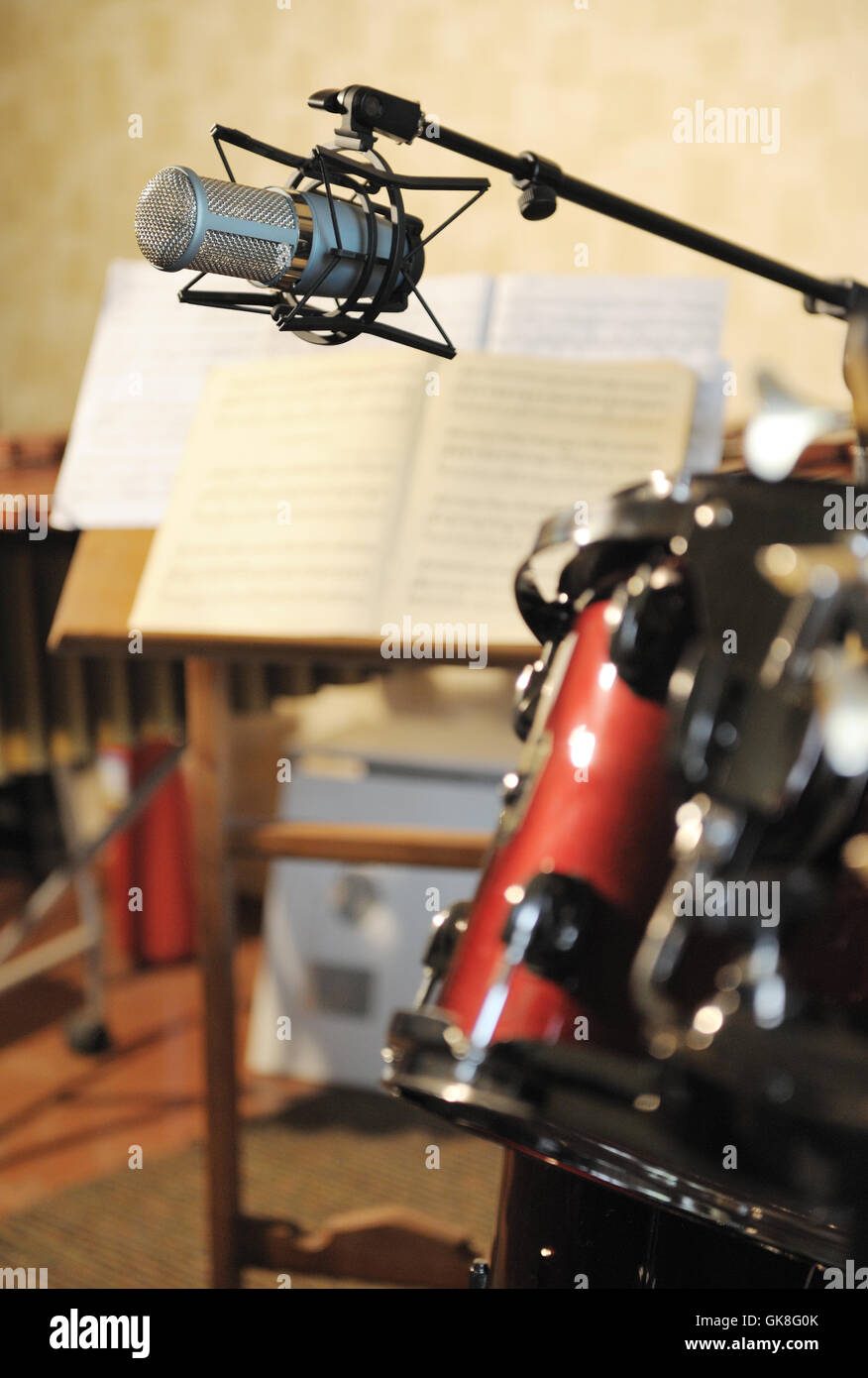 Studio musical microphone Stock Photo - Alamy