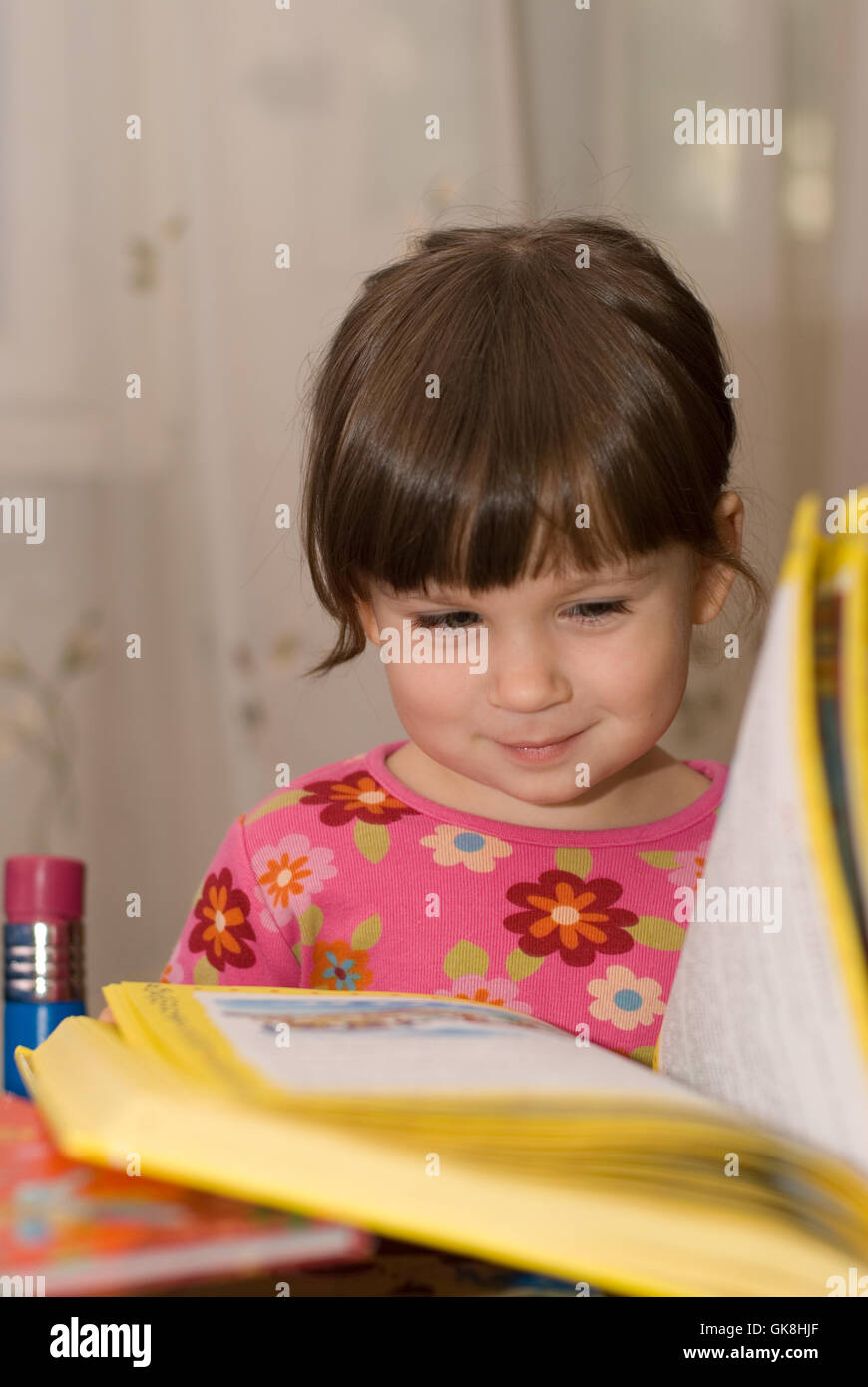 child reading the book Stock Photo - Alamy