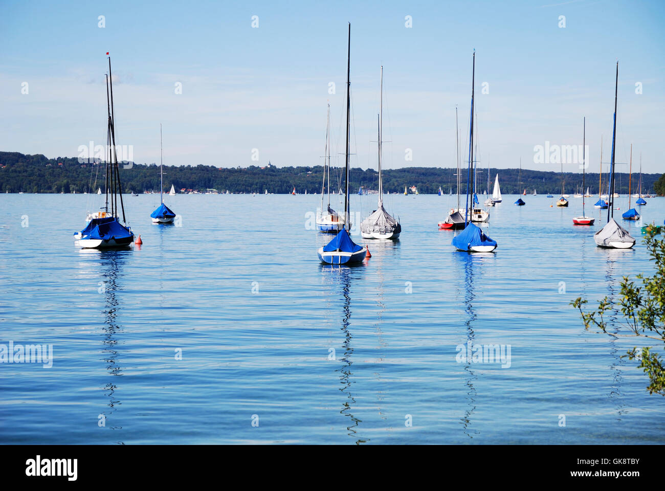 Blue water horizon hi-res stock photography and images - Alamy
