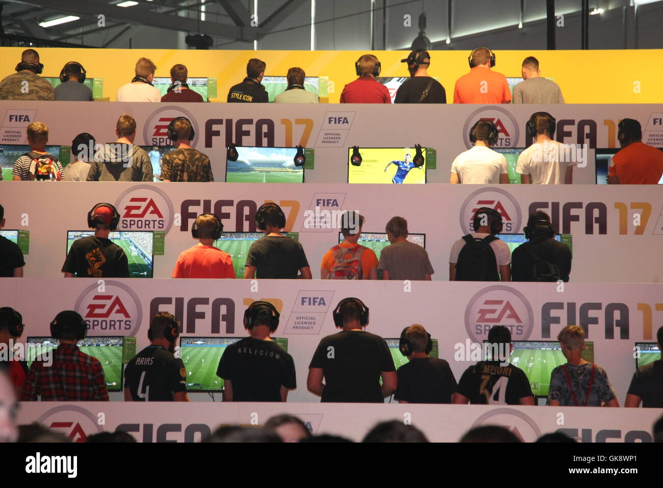 Cologne, Germany. 18th Aug, 2016. A Visitor plays Fifa 17 at the EA ...