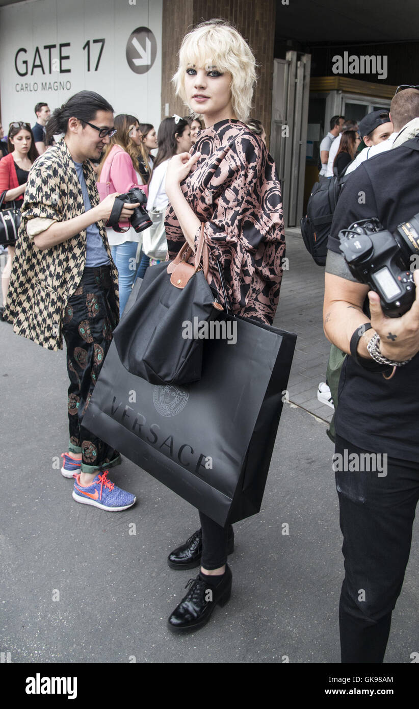 Milan Men's Fashion Week Spring/Summer 2017 - Versace - Outside ...