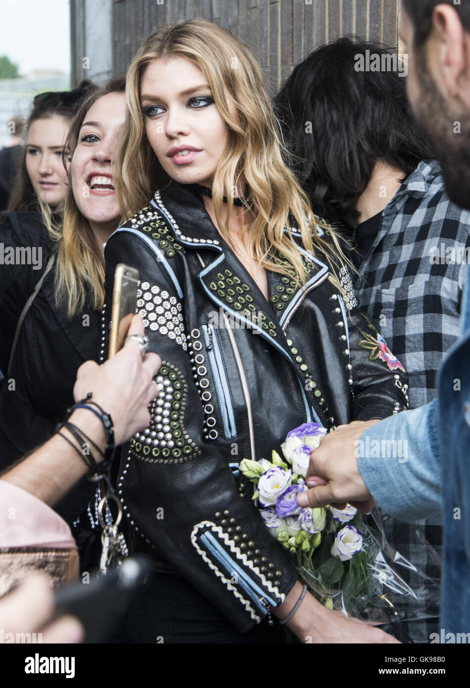 Milan Men's Fashion Week Spring/Summer 2017 - Versace - Outside ...