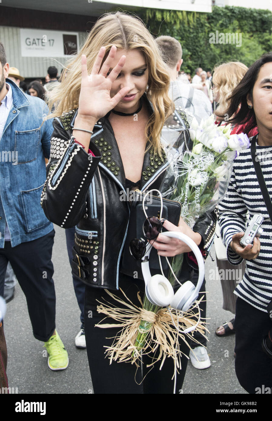 Milan Men's Fashion Week Spring/Summer 2017 - Versace - Outside ...