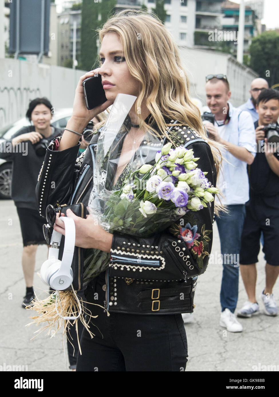 Milan Men's Fashion Week Spring/Summer 2017 - Versace - Outside ...